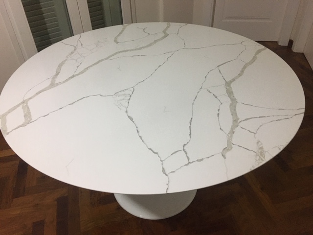 Tavolo Tulip con piano in quarzo statuario venato - Instant Design