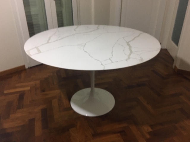 Tavolo Tulip con piano in quarzo statuario venato - Instant Design